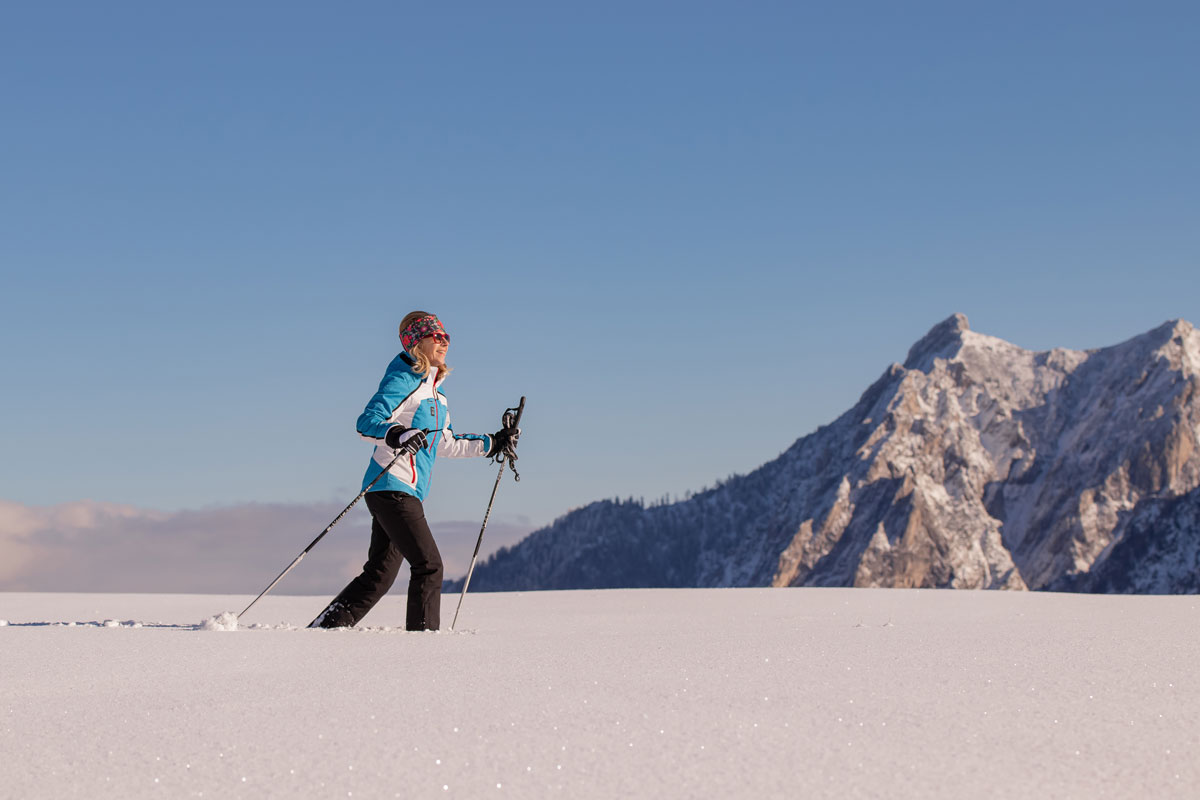 Cross country skiing and skiing in winter at Lake Wolfgang
